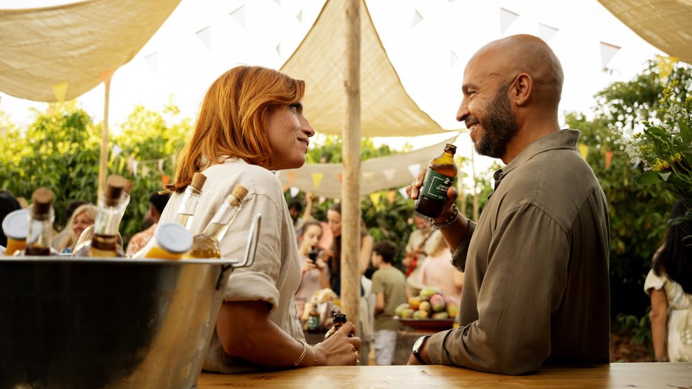 Mango: Kritik zum Netflix Film – Die Liebe wartet auf Málaga – DER WATCHDOG